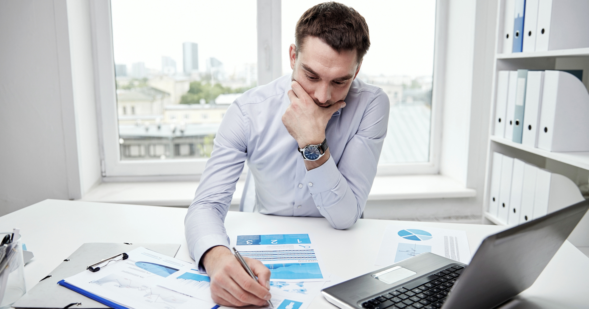 懸念とは？｜正しい意味や使い方、類語を例文付きで解説 | マナラボ